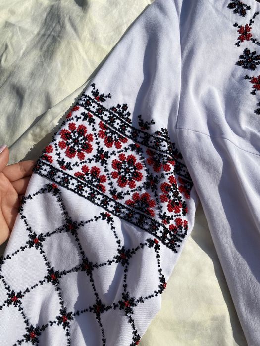 Блузка вишита бісером чеським 3 000 грн Блузи Умань на Olx