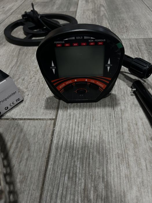 Detector de metais e ainda vem com pá de inox e outros acessorios ...