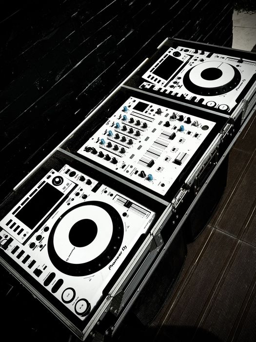 Dj | CDJs | Mesa | Colunas | Microfones | Amplificador - Oportunidade ...