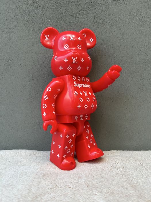 Колекційна іграшка Bearbrick Supreme x LV та Bearbrick Chanel: 1 700 ...
