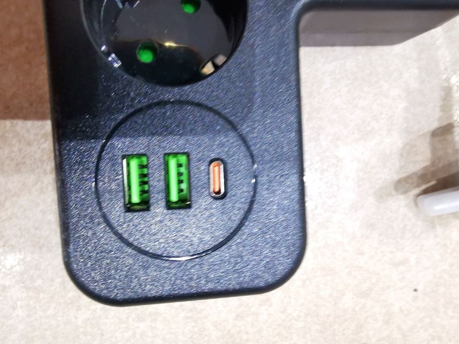 Nowy rozgałęziacz z USB-C i latarką LED | Czarny Piaseczno • OLX.pl