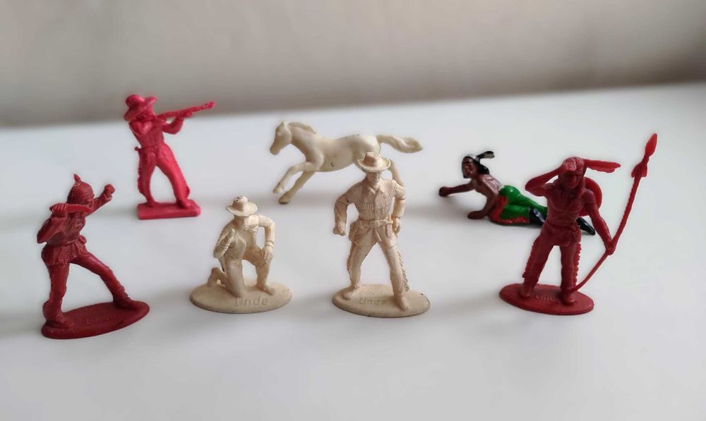 Plastikowe figurki "żołnierzyki" Linde Austria Karl May Western 4 szt ...