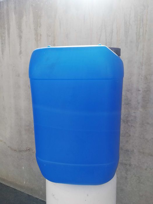 Vendo Jerricans / Bidons de 20 litros (brancos) e 30 litros (azuis ...