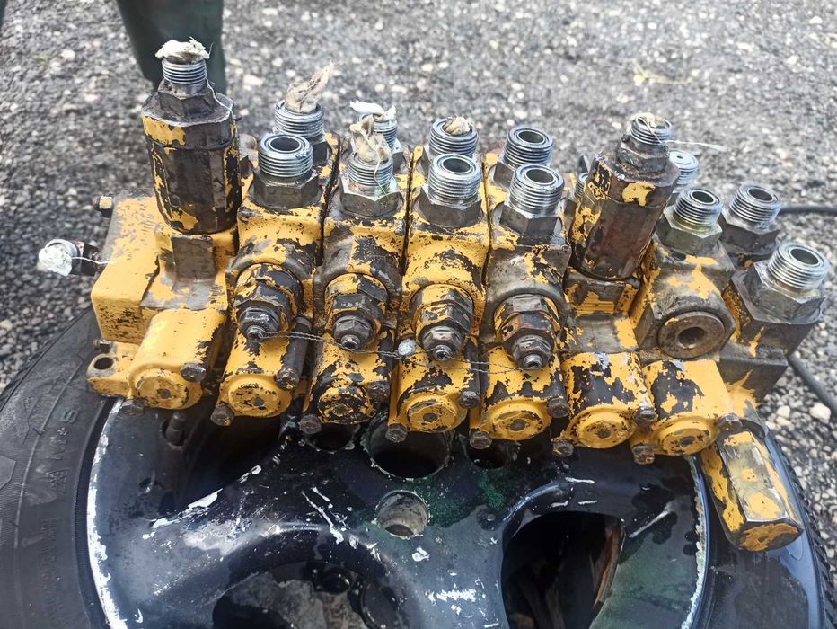 Rozdzielacz cat 428 b c kompletny catapiler tył tylny Moskorzew • OLX.pl