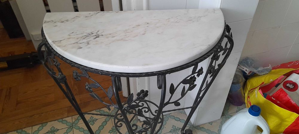 Mesa meia-lua de ferro forjado e tampo de mármore Alvalade • OLX Portugal