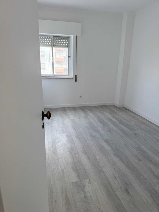 Arrendo T2 Remodelado com 3 assoalhadas no Carregado Carregado E Cadafais • OLX.pt