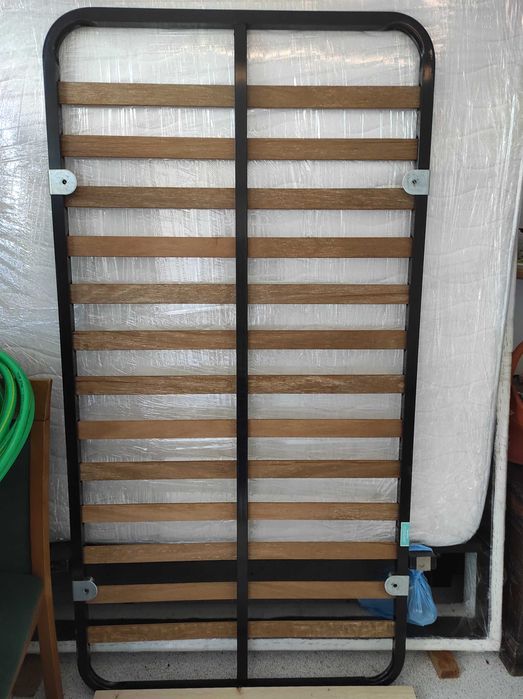 Cama de solteiro com estrado de ripas e com colchão (pouco uso) Maia ...