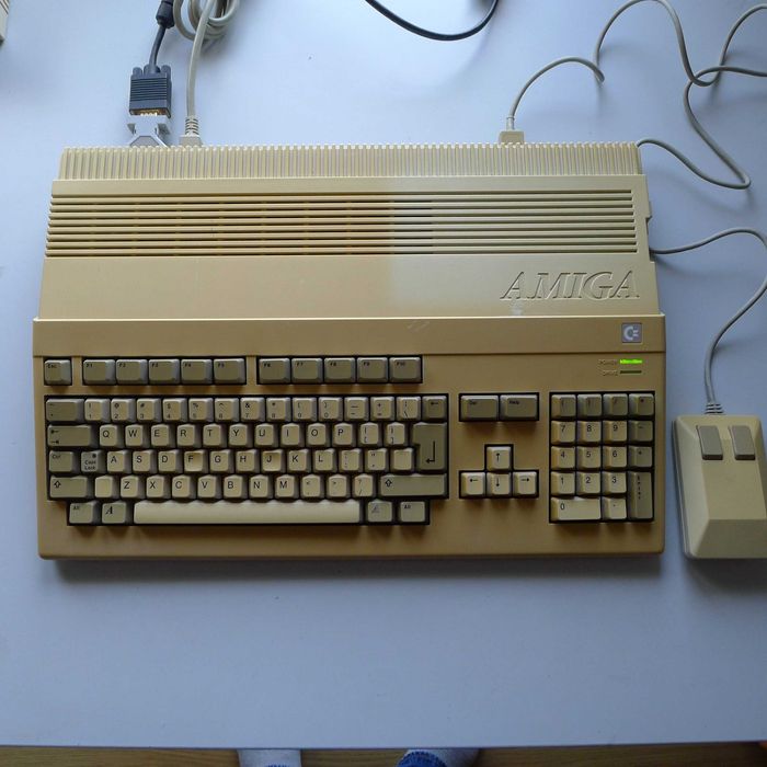 Amiga 500, PSU, mouse and alot of disks with games. Albufeira E Olhos ...