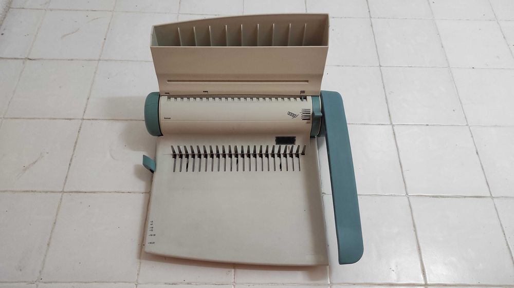 Encadernadora de argolas LEITZ CB 600 Odivelas • OLX.pt