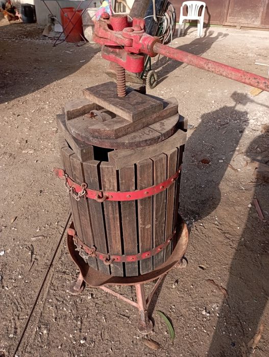 Prensa para espremer uvas como novo 100 kg Mafra • OLX Portugal