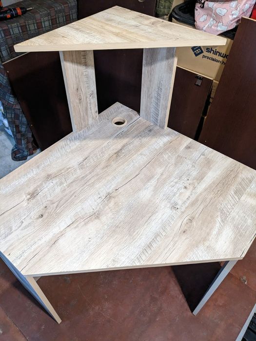 Стол офисный компьютерный письменный угловой: 550 грн. - Офісні меблі ...