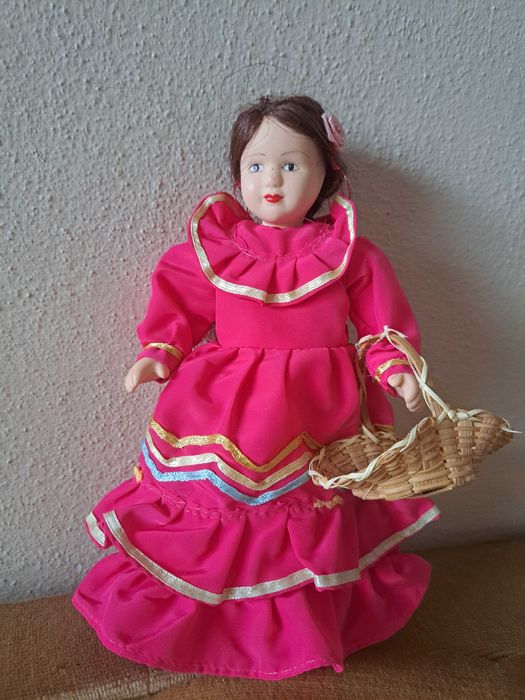 Boneca em porcelana, articulada Arroios • OLX Portugal