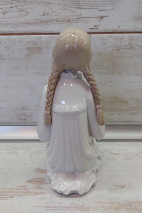 Статуетка Nao Llardo дівчина тримає цуценя на колінах сувенір 1 600 грн Предметы искусства