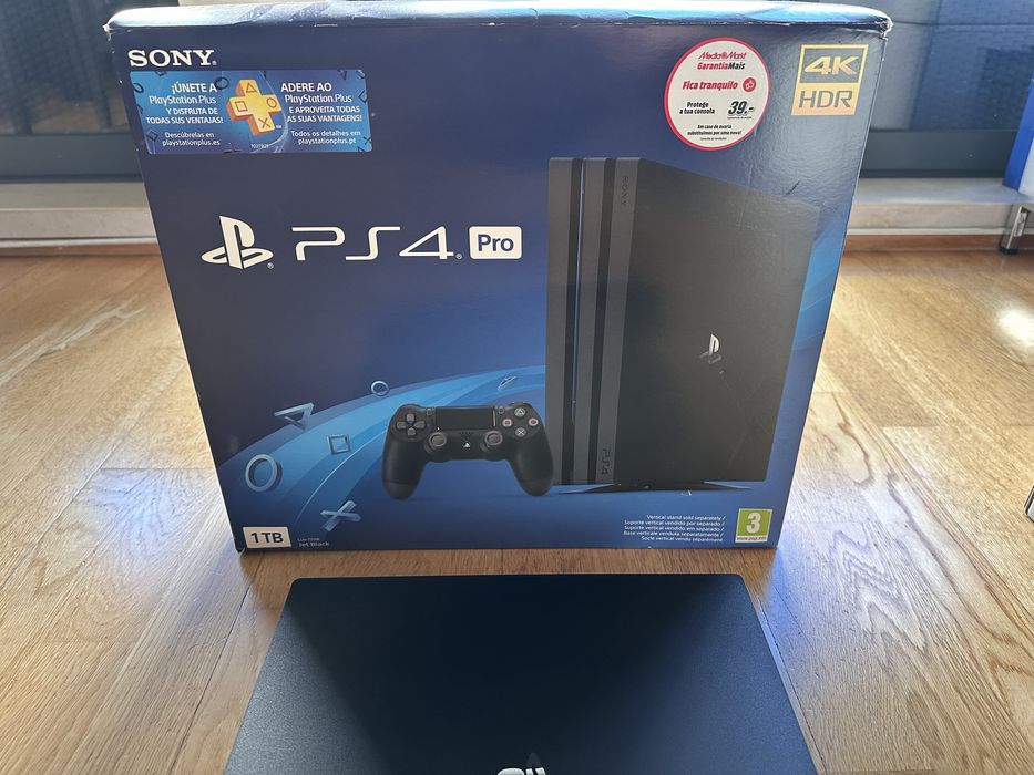 PS4 Pro preta com um comando Carnaxide E Queijas • OLX Portugal
