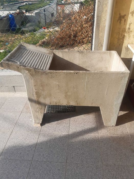 Tanque de lavar roupa em cimento Padim da Graça • OLX Portugal