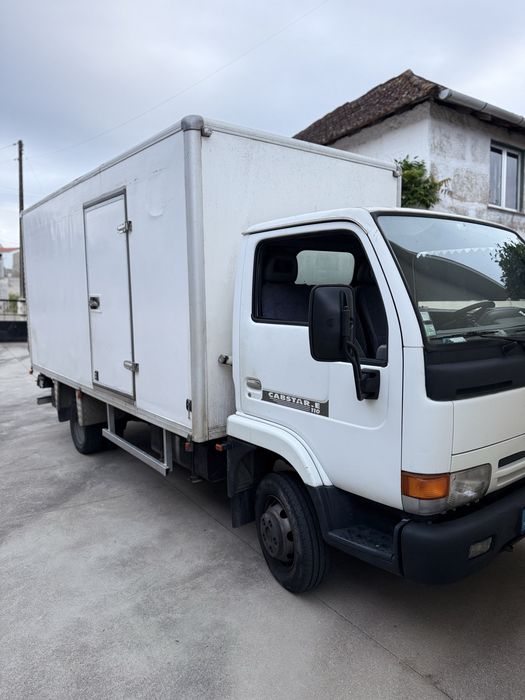 Nissan Cabstar E 110 3.0 110cv com contentor e plataforma elevatória Paredes • OLX.pt