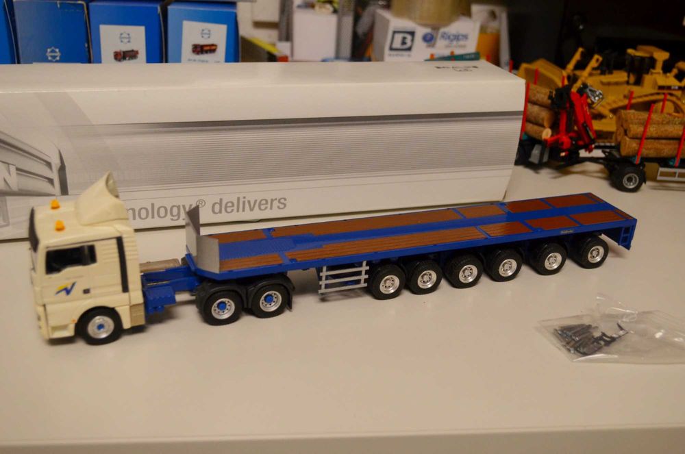Zestaw gabaryt VOSS MAN TGX XL naczepa DLZ6 Conrad 70155/00 model 1:50 ...