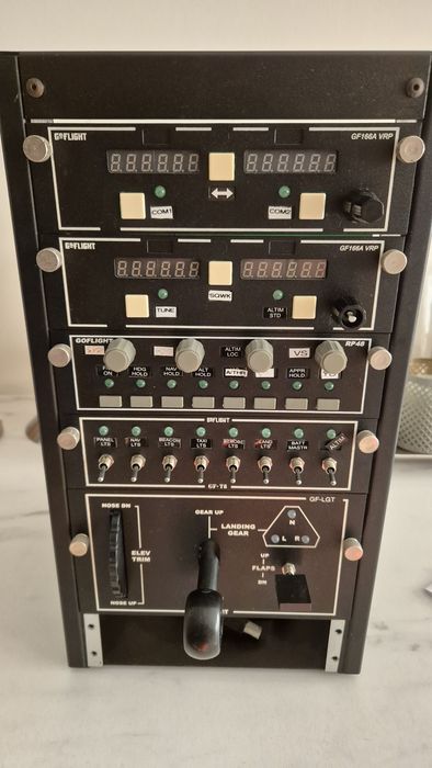 Rack GoFlight com vários modulos para o Flight Simulator Lordelo Do ...