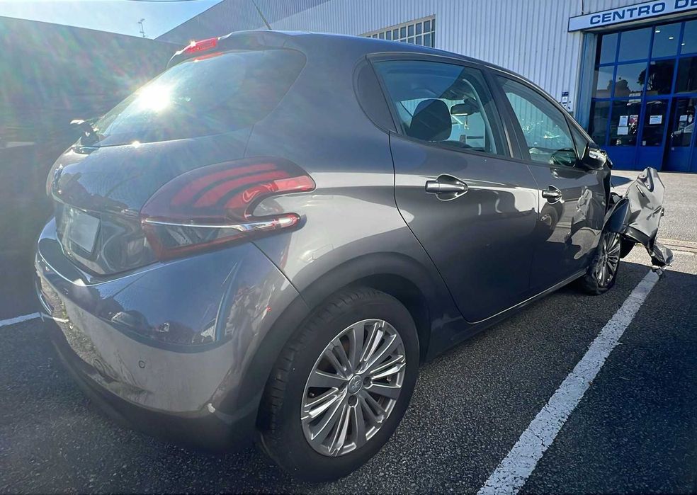 Peugeot 208 Signature 1.5 BlueHDi - SALVADO Nogueira da Regedoura • OLX.pt
