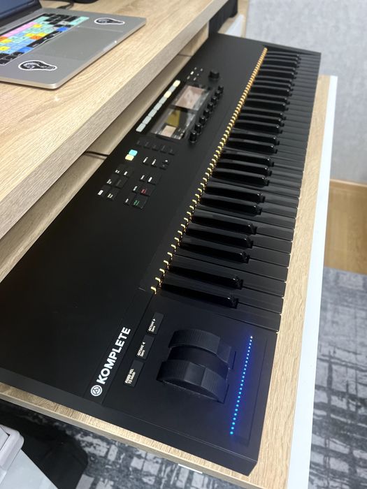 Native Instruments Komplete Kontrol S61 MK2 Limited Edition Black Keys ...
