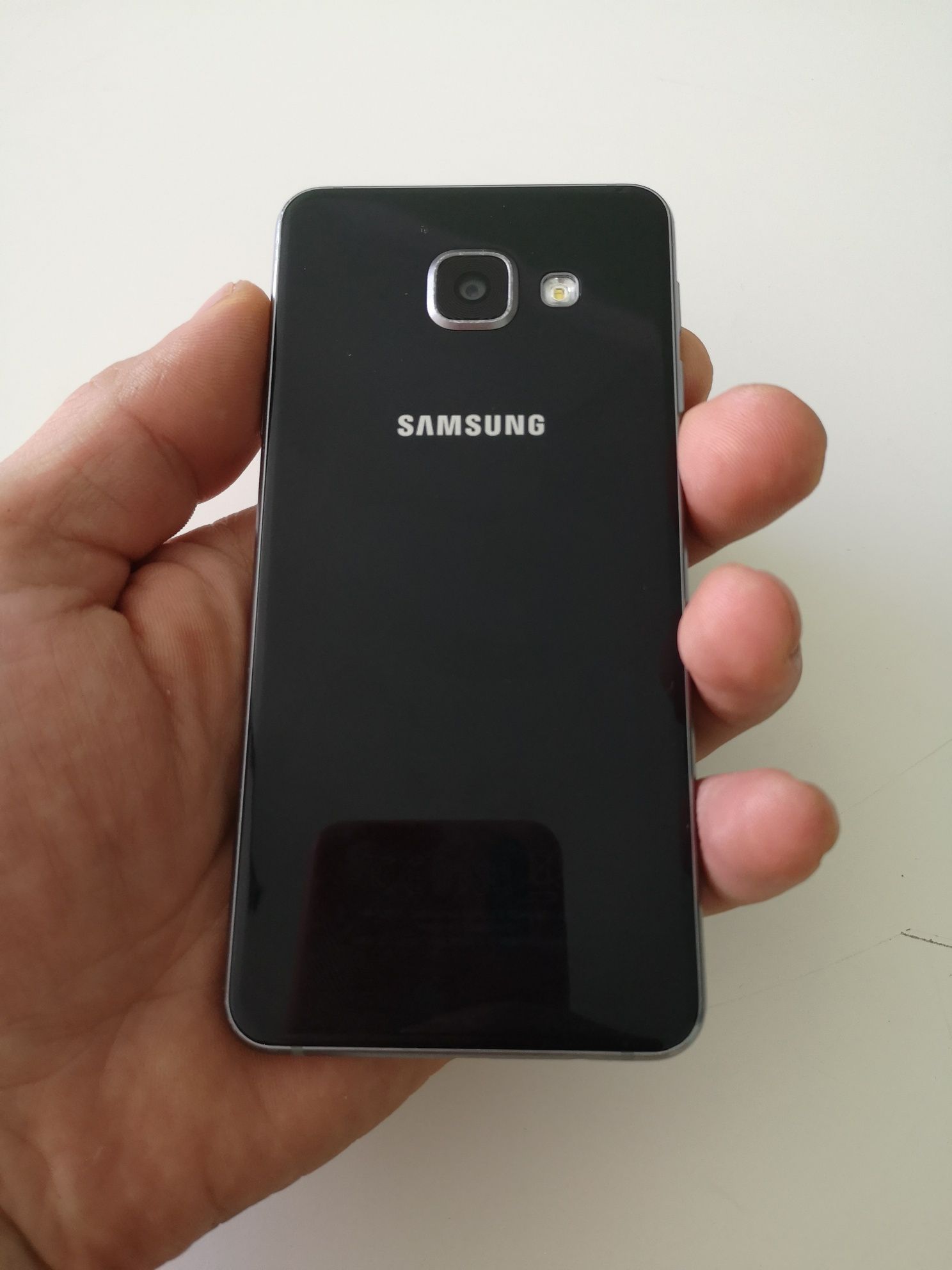 Самсунг А3 Samsung a3 металевий корпус гарний стан компактний: 675 грн ...