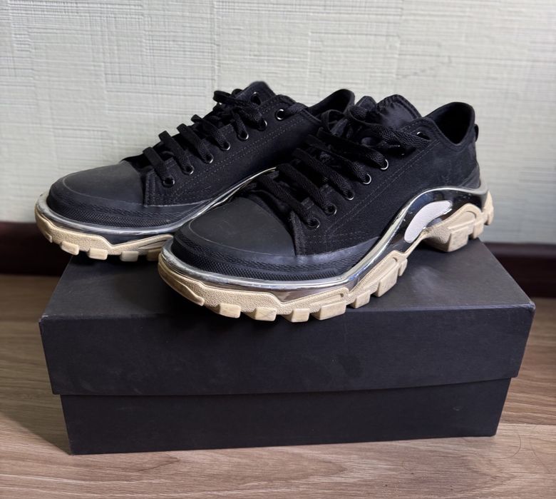 Оригінальні кросівкі Raf Simons Adidas Detroit Runner in Core: 6 000 ...