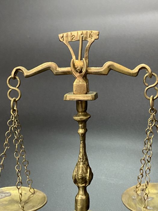 Dekoracyjna waga szalkowa mosiężna figurka Temida mosiądz Kluczbork ...