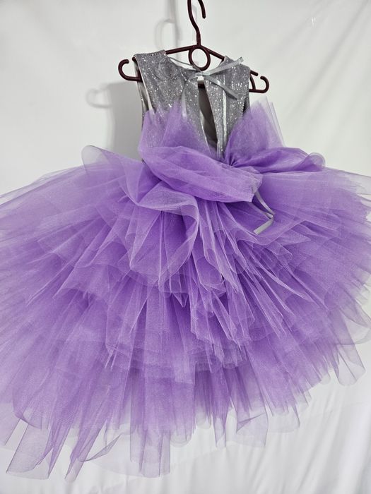 Платье на девочку 5-6 пышное нарядное блестящее на высокой день рожден ...