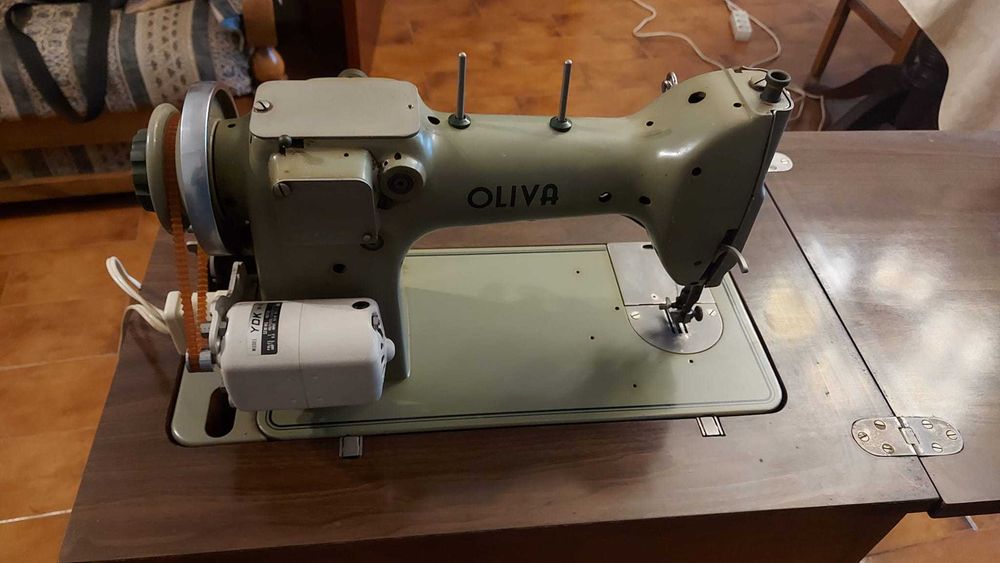 Máquina Costura Oliva CL 50 com móvel e motor/pedal elétrico Paranhos ...