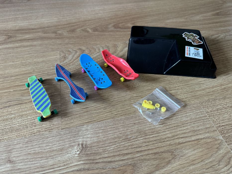 Conjunto de 4 mini skates mais rampa e saco com rodas subselentes ...