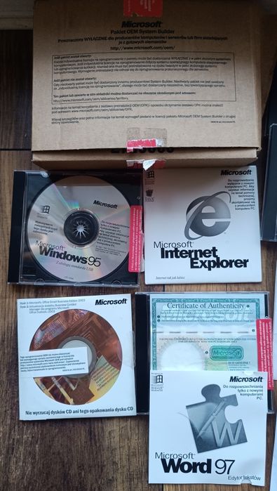 CD: Windows 95, Internet Explorer, Word 97, Office 2003 i inne- zestaw ...