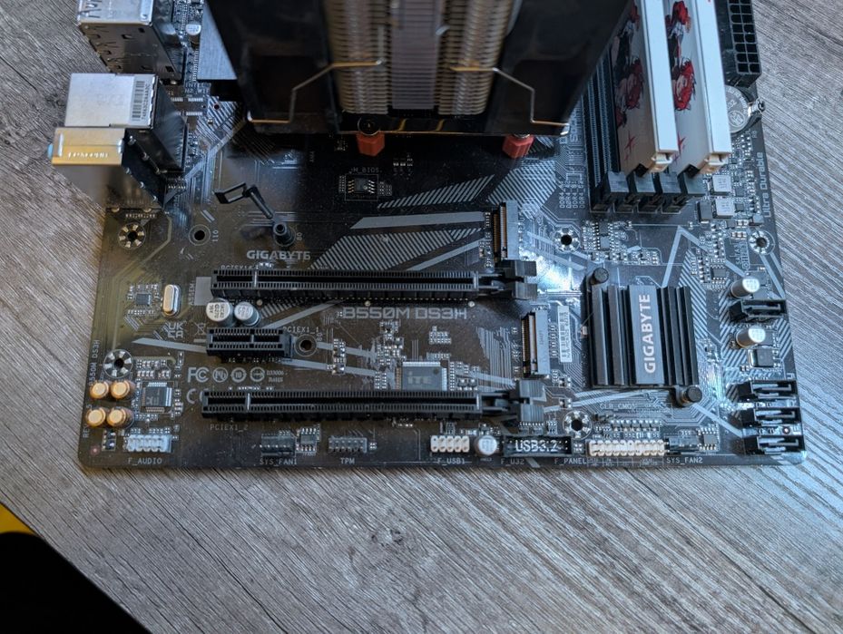 Комплект am4 Ryzen 5 5600 + b550 + 32gb: 8 900 грн. - Комплектуючі та запчастини Київ на Olx