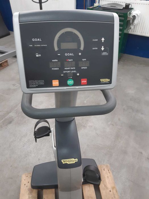Super wygodny, mocny rower treningowy stacjonarny Technogym Excite 500 ...