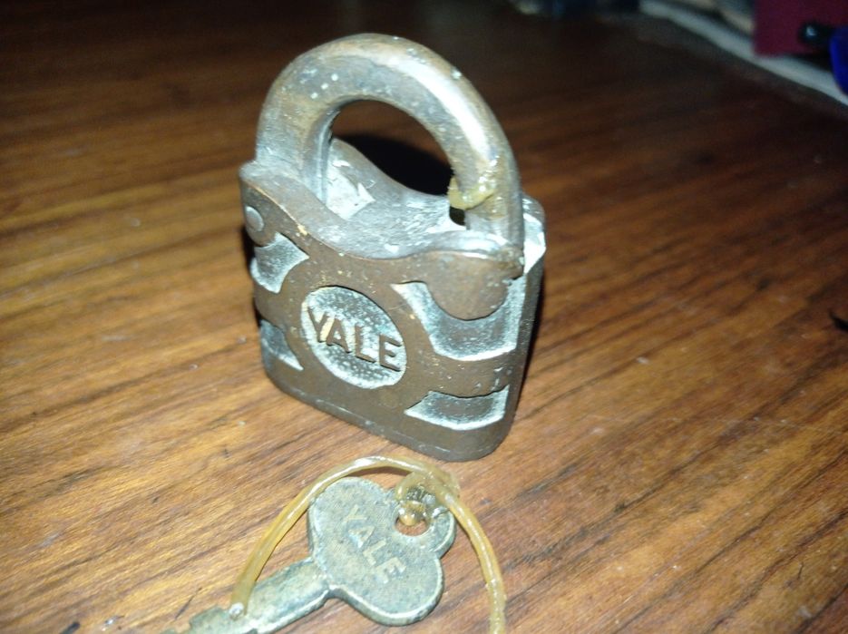 Cadeado yale antigo Alenquer (Santo Estêvão E Triana) • OLX Portugal