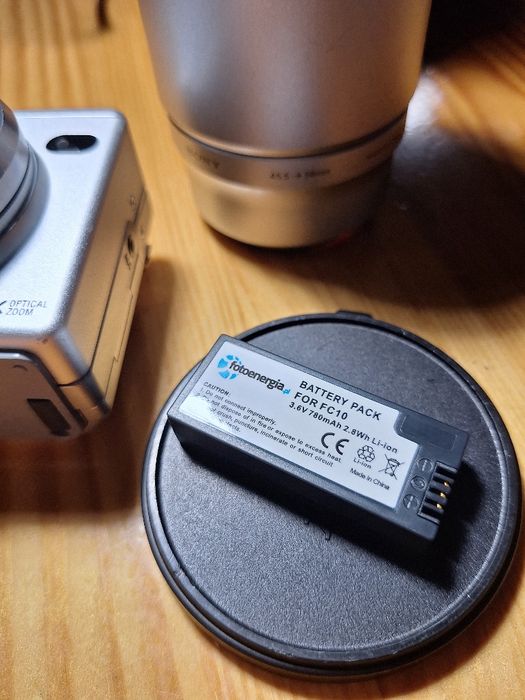 Sony CyberShot 5.0 MegaPixels 4xO.Z. + tele end conversion lens ...