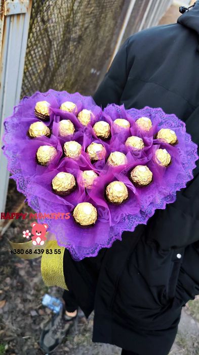 Букет з цукерок Ferrero Rocher у формі серця з цукерками с конфетами