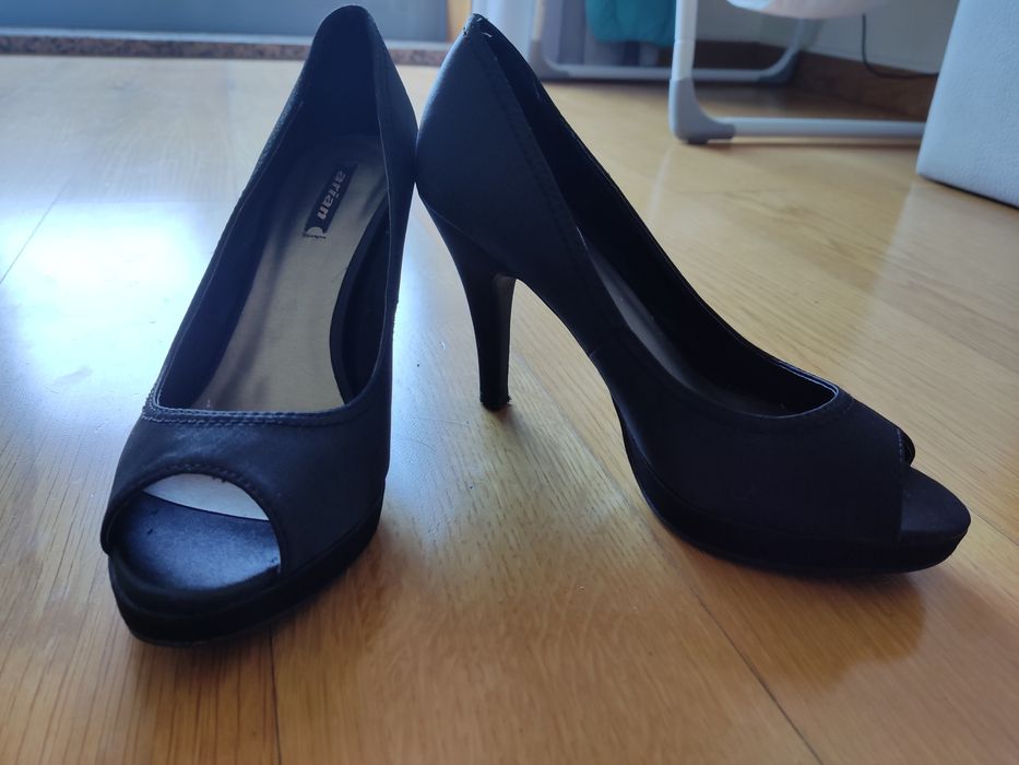 Sapatos pretos compensados Rio Tinto • OLX Portugal