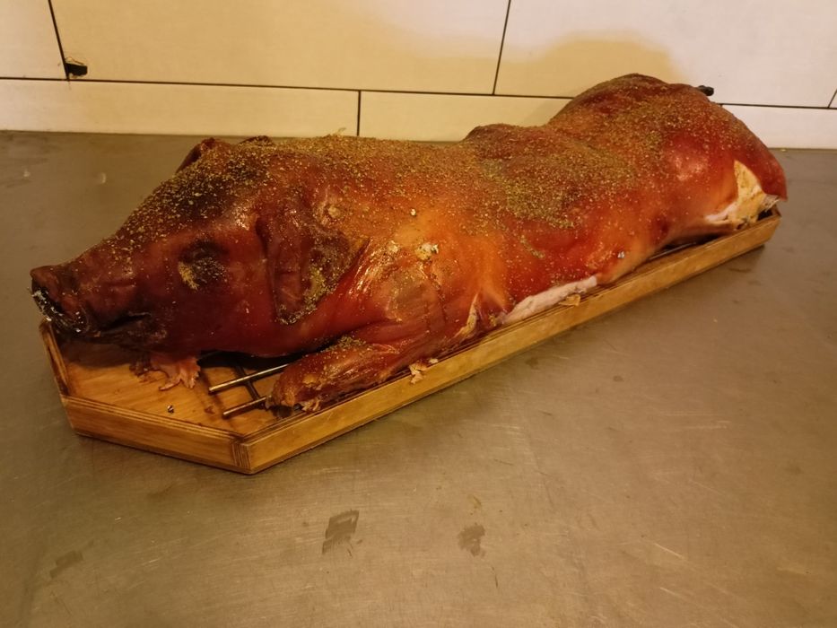 Pieczony prosiak, udziec, świnia,gorąca deska, mięso, prosie Lipnica ...