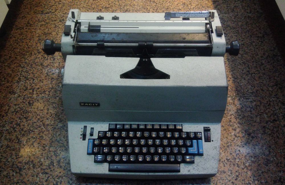 Máquina de escrever Facit AB modelo 1820, elétrica Olivais • OLX Portugal