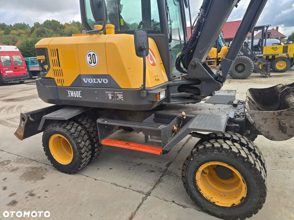 Używany Volvo EW 60E 2021 - 206 640 PLN - Otomoto.pl
