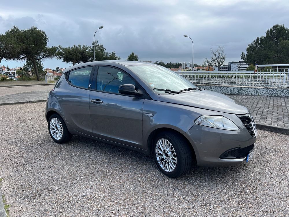Usado Lancia Ypsilon 2014 - 5 000 EUR, 111 705 km - Standvirtual.com