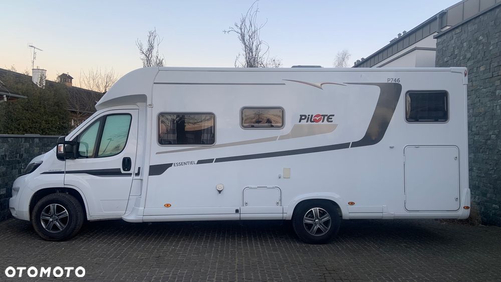 Używany PILOTE 740 2019 - 265 000 PLN, 30 000 km - Otomoto.pl