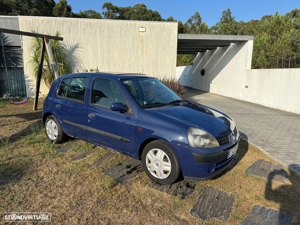 Usado Renault Clio 2002 - 1 990 EUR, 180 000 km - Standvirtual.com