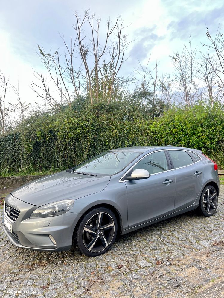 Usado Volvo V40 2015 - 11 000 EUR, 238 000 km - Standvirtual.com