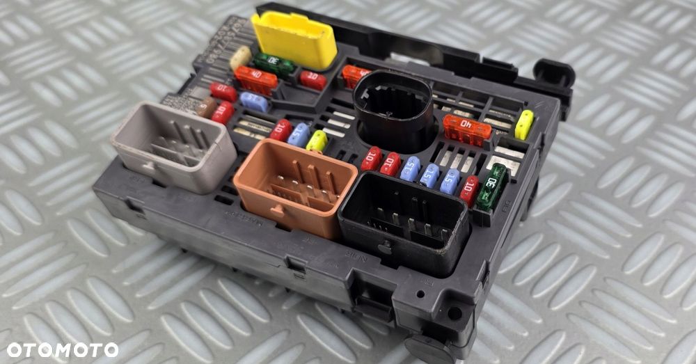 Używany Skrzynki bezpieczników - 349 PLN - Otomoto.pl