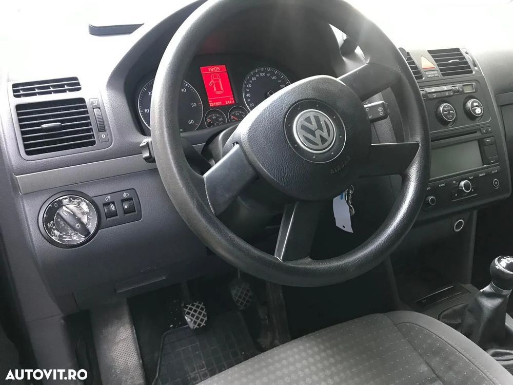 Second hand Volkswagen Touran - 2 500 EUR251 900 km - Autovit