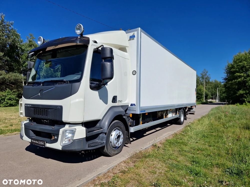 Używany Volvo Volvo VolvoFL 250 Kontener Euro 6 Winda 2017 - 134 000 ...