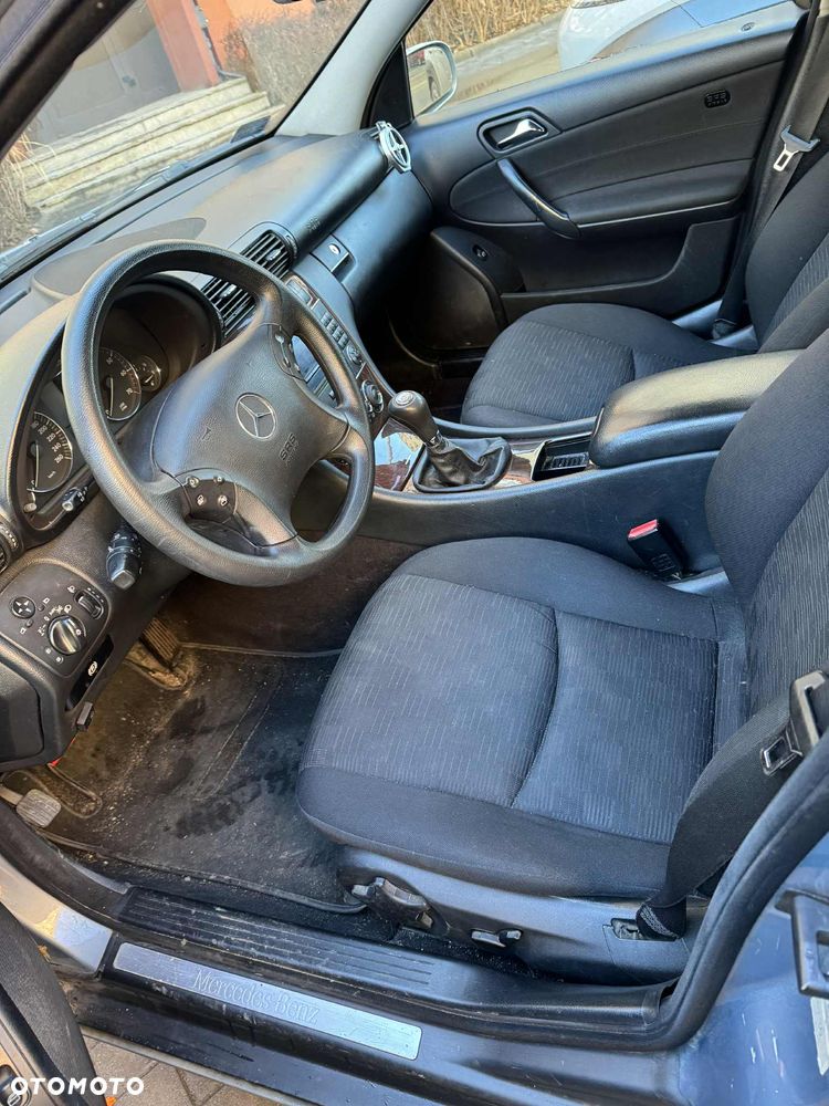 Używany Mercedes-Benz Klasa C 2005 - 5 000 PLN, 280 000 km - Otomoto.pl
