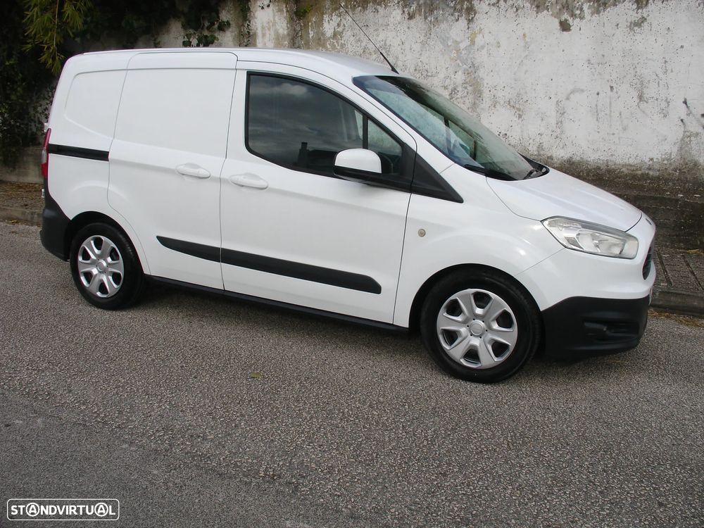 Usado Ford transit courier 2017 - 7 000 EUR, 190 000 km - Standvirtual.com