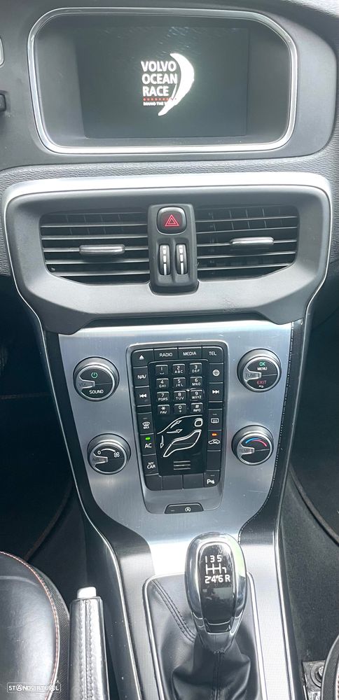 Usado Volvo V40 2016 - 10 490 EUR, 210 000 km - Standvirtual.com